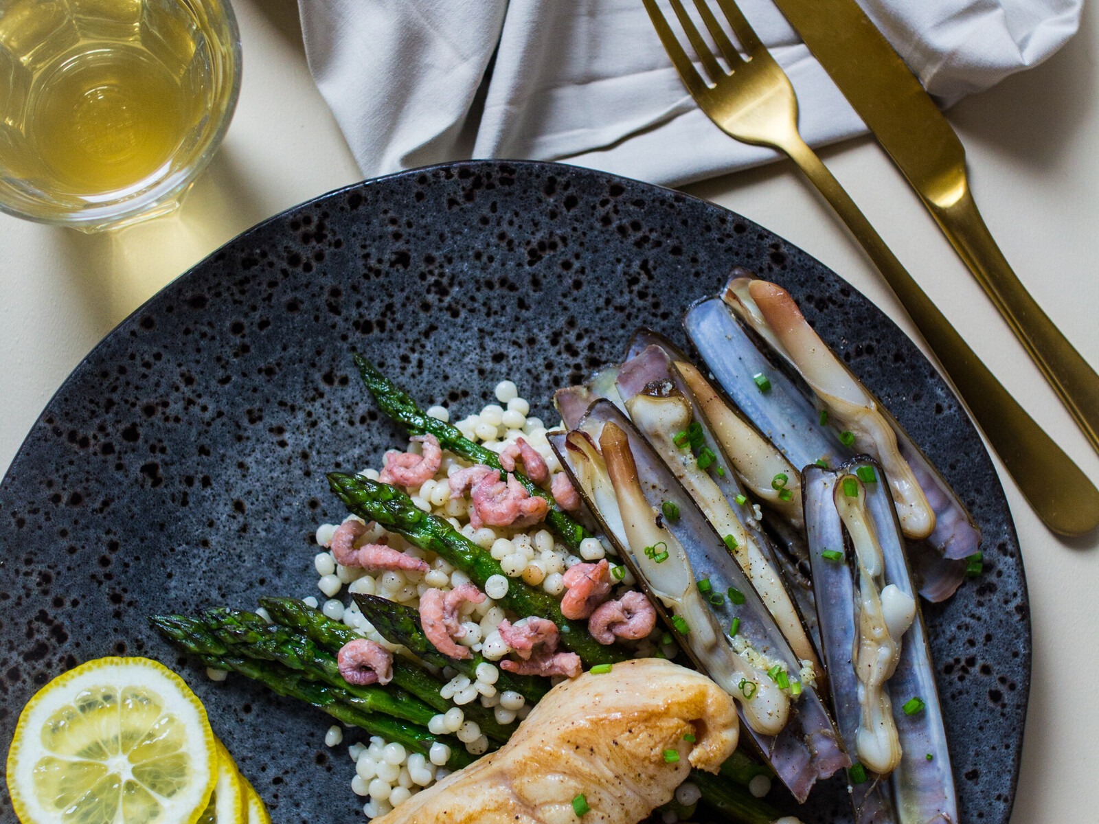 Zeewolf met Hollandse garnalen, scheermessen en parelcouscous ...